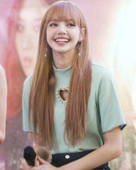 Lisa离退圈最近的一次，刚出道就被全网黑，她的三个姐姐有多好