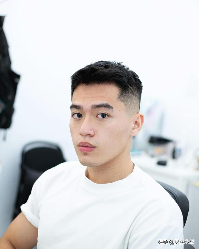 适合30岁左右男生的发型，夏天剪这4款就够了，帅气有个性