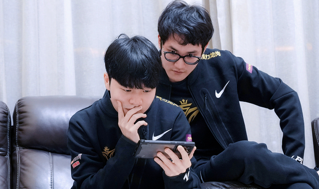 Karsa彻底上不了场了？和369聊天记录曝光，直言Nofe不喜欢自己|战队|队伍|卡萨_新浪新闻