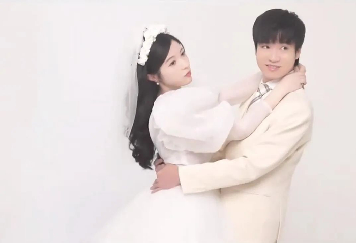 Letme的老婆太美啦！Letme深情对望，尽显甜蜜|LetMe|lpl|夏季赛_新浪新闻