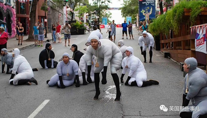 一群舞团扮成绵羊，表演吃草，剃毛，挤奶??网友：好怪！再看一眼！