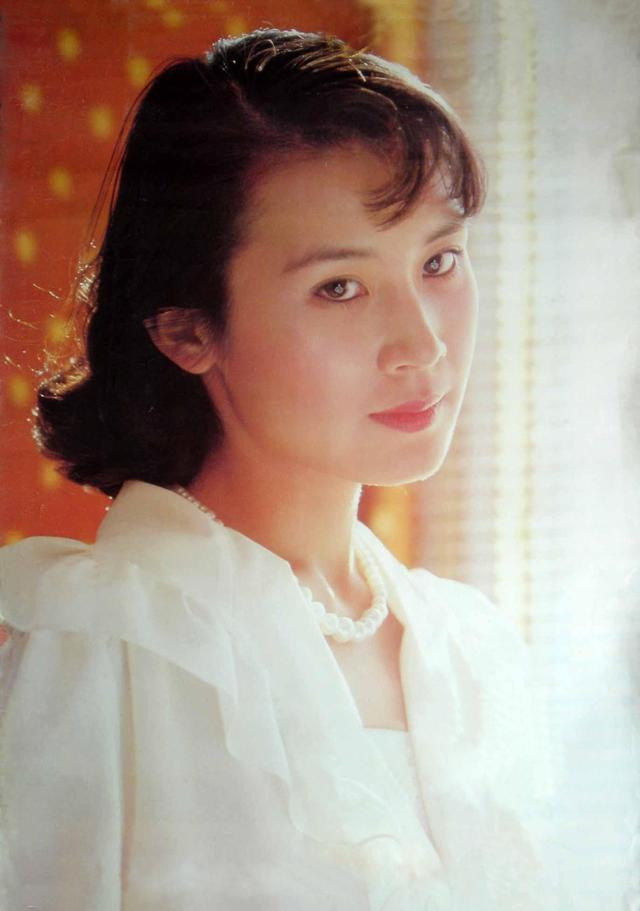 80年代当红女星肖雄：为事业放弃家庭，63岁无儿无女也幸福