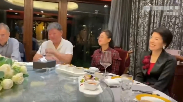 杨振宁百岁寿宴挂超大寿字，与小54岁妻子十指紧扣，孙楠惊喜现身