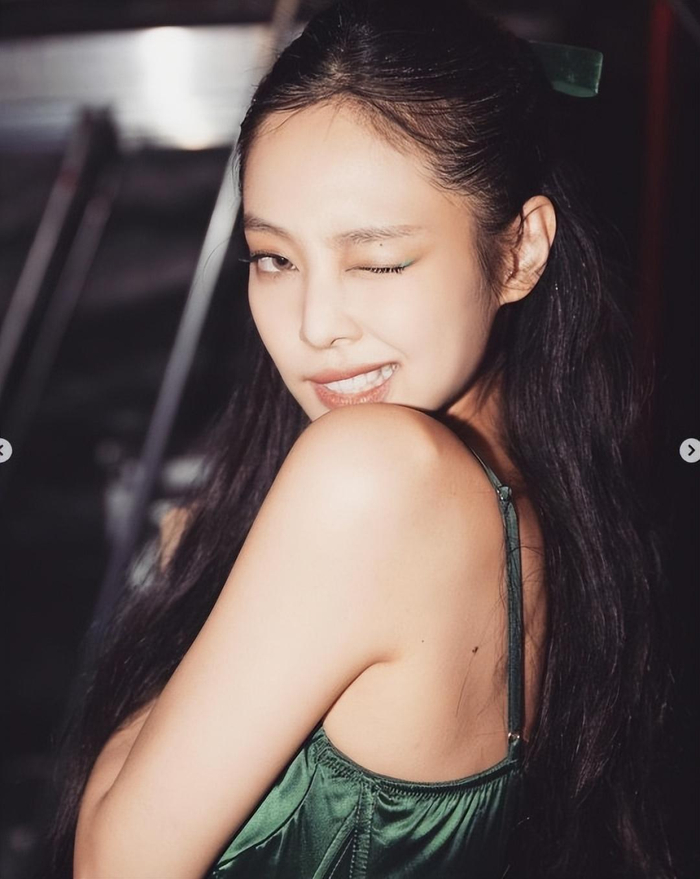 韩国女星金珍妮穿吊带绿色短裙！肤白貌美大长腿性感撩人