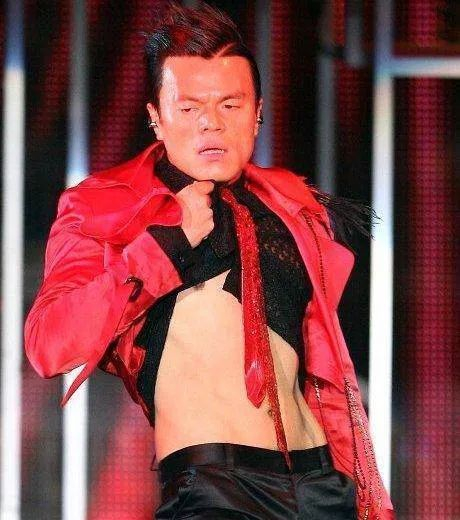 这是什么老板，居然比艺人还努力！