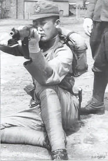 为什么抗战中伪军的服饰五花八门？1938年12月29日汪精卫投日