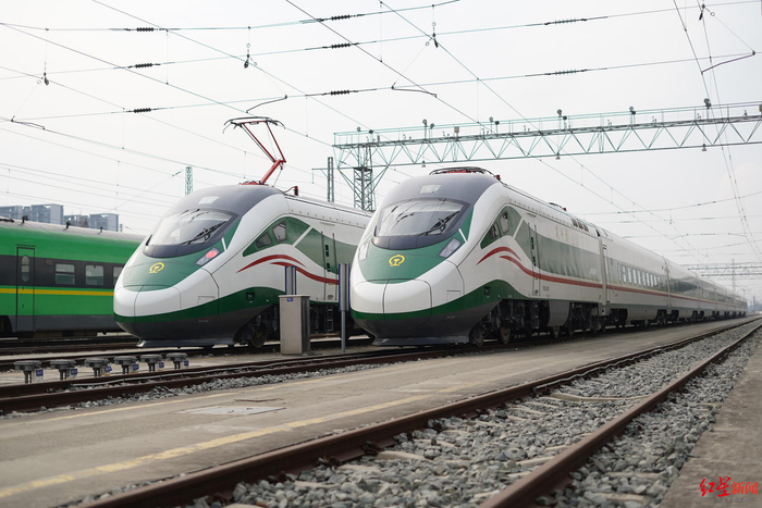 保障春运安全，新成昆铁路CR200J复兴号动车组完成整备|春运|铁路|成都市_新浪新闻