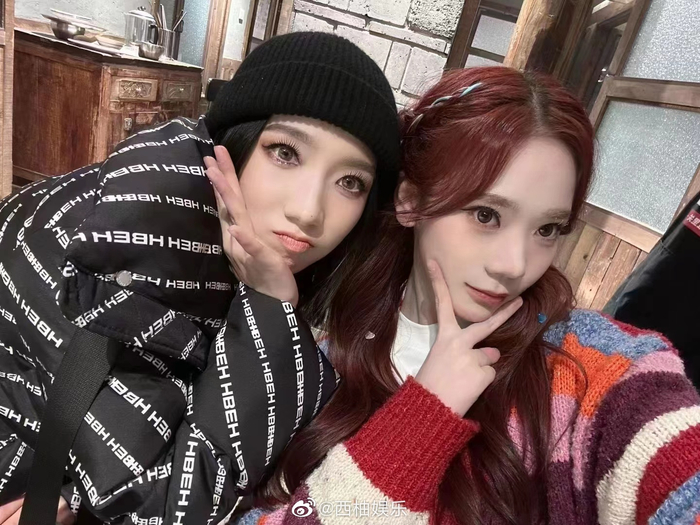 有网友偶遇@张紫宁ZINING 去了前队友@孟美岐 的个人演唱会……