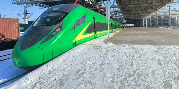 新疆铁路首次投入CR200J3-B动力集中动车组服务春运_手机新浪网