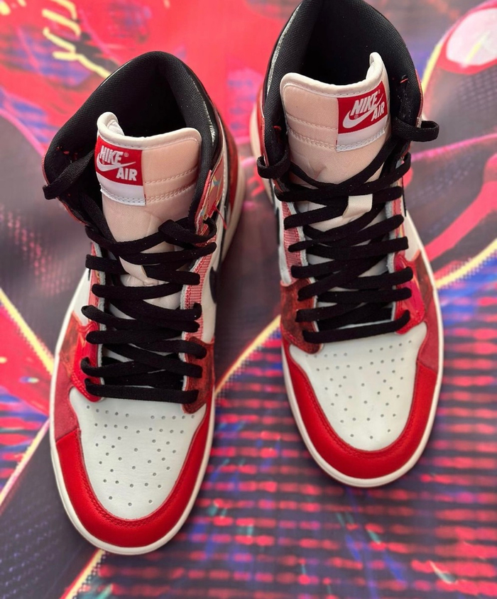 《蜘蛛侠》预告片曝光了一双AJ1联名！「蜘加哥2.0」确认发售！|蜘蛛侠|AJ1_新浪新闻