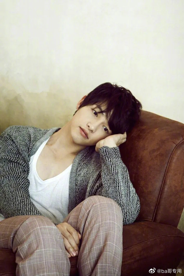 宋仲基新婚妻子是个英国女演员，名叫凯蒂·露易丝·桑德斯……