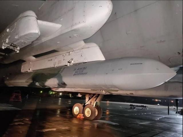 落在文尼察附近的俄罗斯KH-101战略巡航导弹曝光了两大绝招