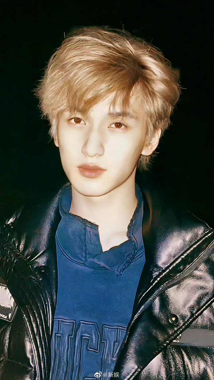 天啊好帅！严浩翔最新机场饭拍图来了！是金发小王子！