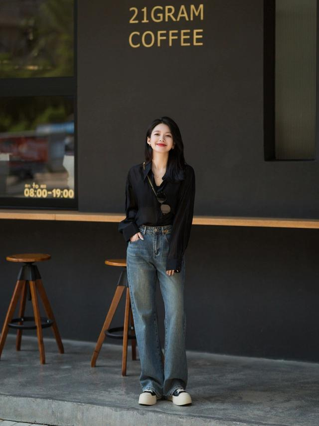 衬衫+牛仔裤=开春最洋气穿搭，干净清爽还显瘦，气质女人都爱穿