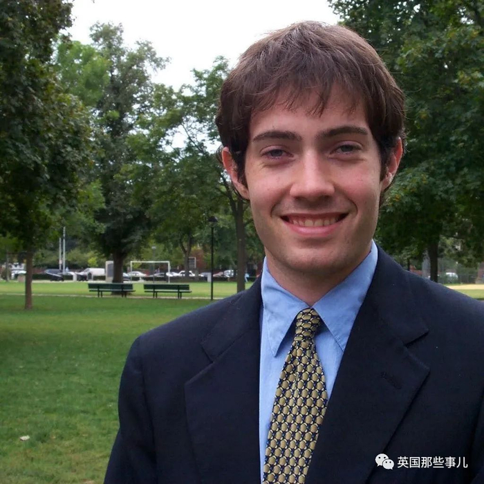 因4美元把中餐馆告上法庭，哈佛教授断送前程。如今他直接状告哈佛