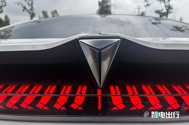 长安深蓝logo将“换标” 在巴黎时装周发布S7