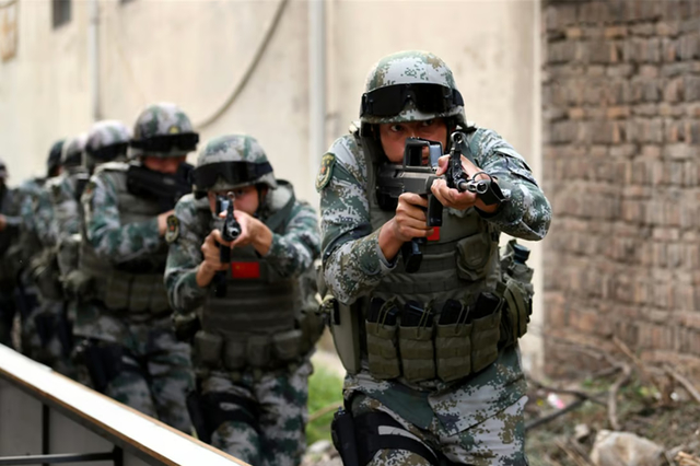解放军和武警，联合演练城市巷战，岛内的反应说明，有人已看懂了|解放军|武警|台湾省_新浪新闻