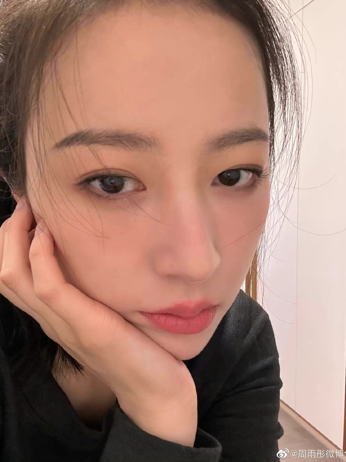 周雨彤官宣毛雪汪啦……|周雨彤|毛雪|粉色_新浪新闻