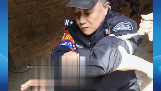 南昌一54岁老民警舍命挡刀救下小伙！被救者全家给挡刀受伤老民警送锦旗财经头条