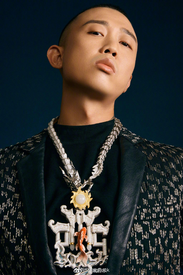 GAI微博之夜造型出炉🔥这个鲤鱼跃龙门项链太狂了！