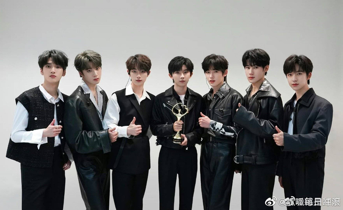 结合李飞今天sdfj发生的事： 1、马嘉祺宋亚轩放学的时候跑很快……