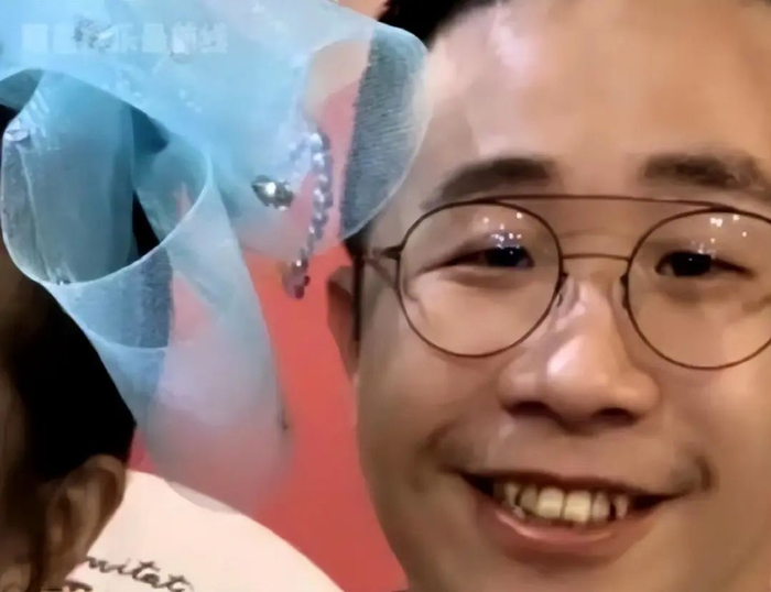 Selina男友正脸照引热议，长相神似土拨鼠，网友遭吐槽难怪不领证