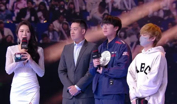 JDG冠军：Rule斩获FMVP，霸气发话会帮LPL拿下MSI冠军|lpl|教练|jdg_新浪新闻