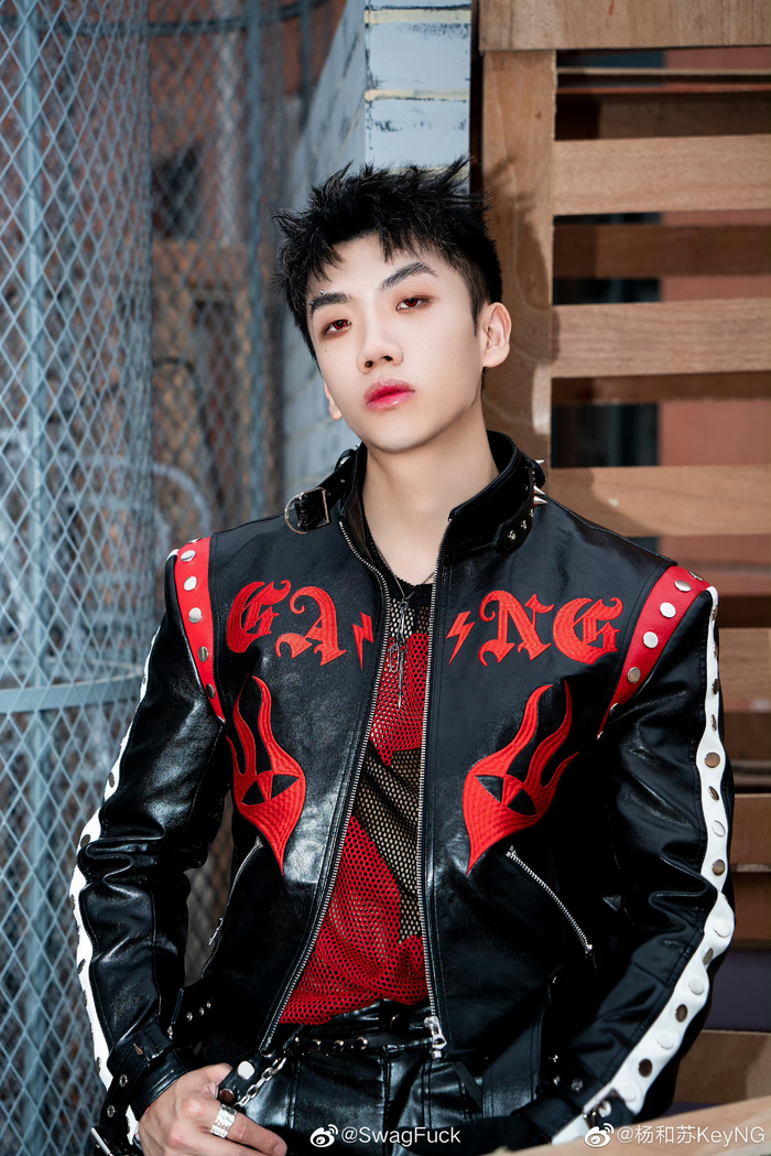 杨和苏今日《中国说唱巅峰对决》录制造型！