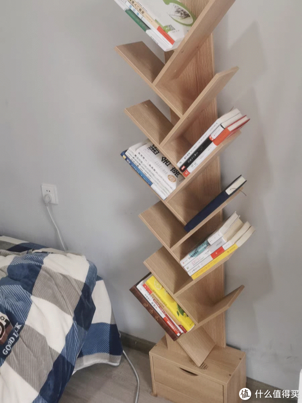 简易树形小书架是一种新型的小型书架设计