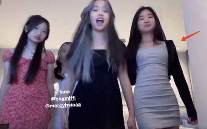 曹格前妻晒母女同框，12岁Grace戴大耳环做美甲，和妈妈像同龄人