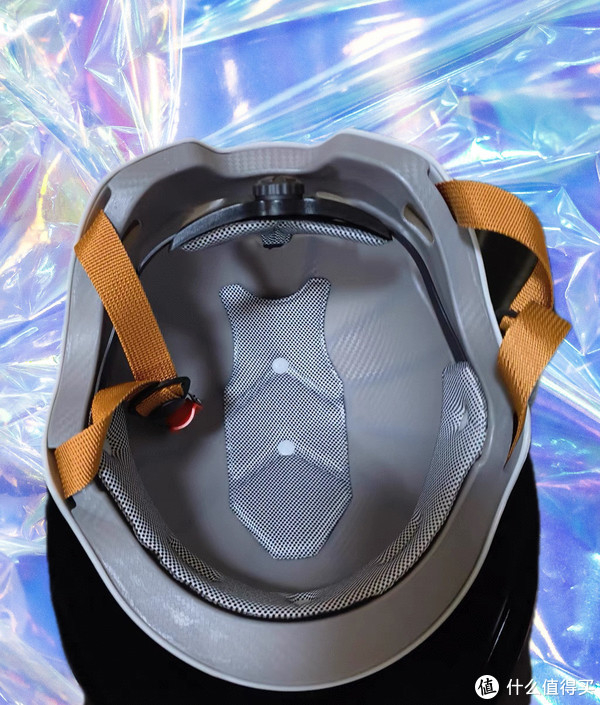 骑车春游安全无小事！一定要戴安全帽