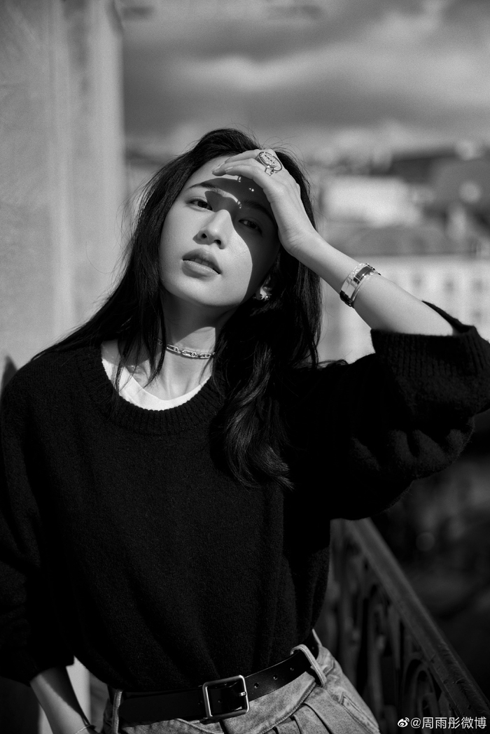 周雨彤 周雨彤晒在巴黎天台随拍在巴黎的天台捡到了一大束阳光