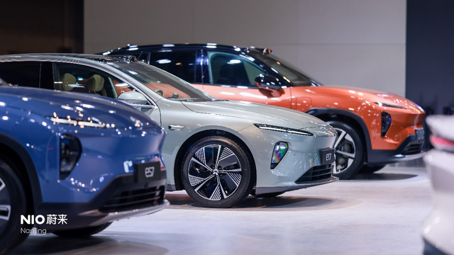 蔚来全新ES6江苏首秀 ET5“彩虹车队”闪耀__财经头条__新浪财经