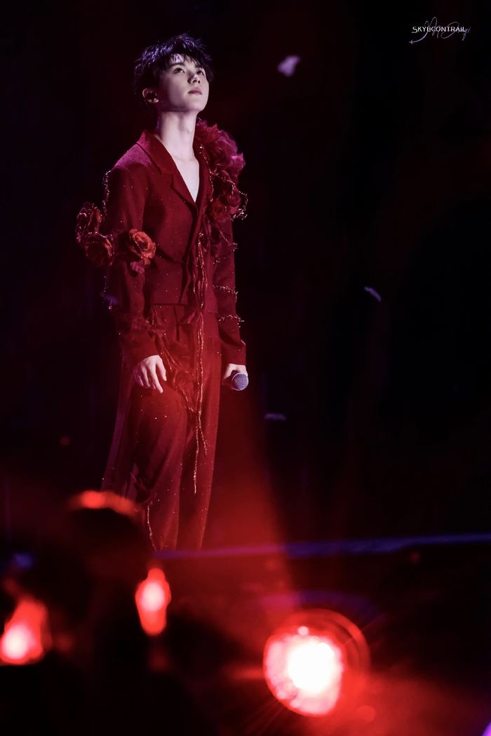 马嘉祺演唱会舞台这组红衣造型好惊艳……