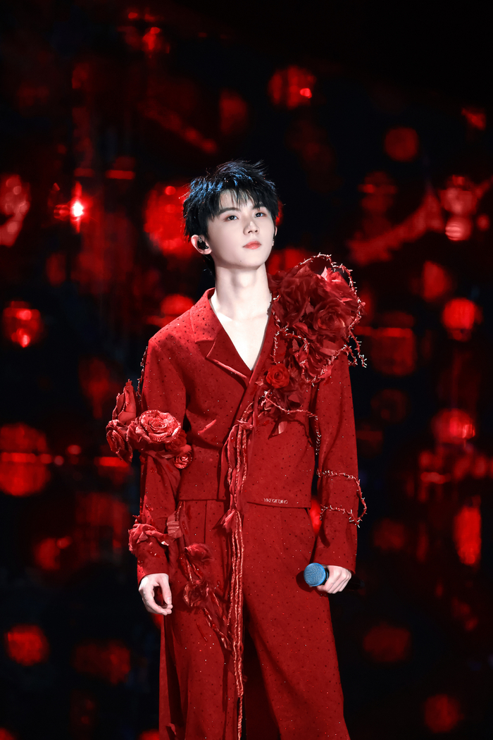 马嘉祺演唱会舞台这组红衣造型好惊艳……