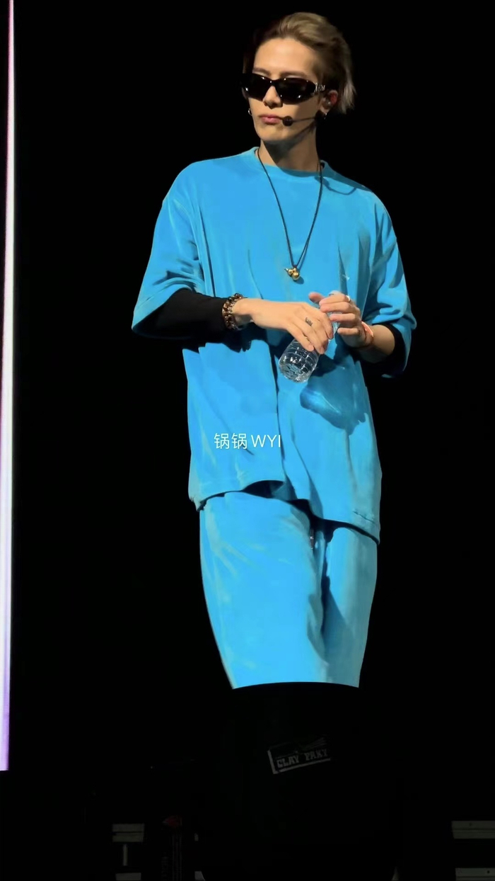 王嘉尔芝加哥演唱会饭拍真的好帅气啊……