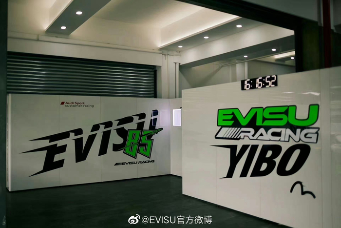 王一博晒开赛车随拍，好帅！ 久违的85号，是“YIBO 85”