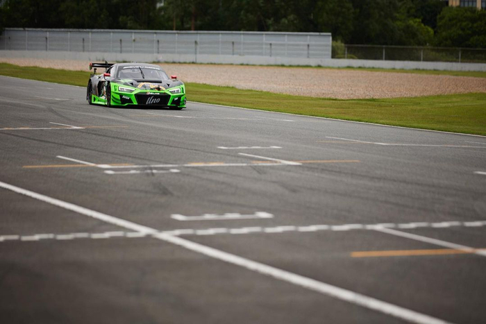 王一博晒开赛车随拍，好帅！ 久违的85号，是“YIBO 85”