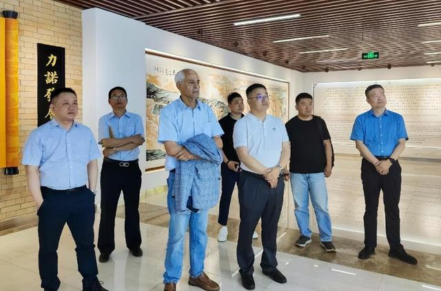 法国蒙彼利埃第三大学社会组织与管理学院阿达院长率师生团参观考察力诺新能源集团