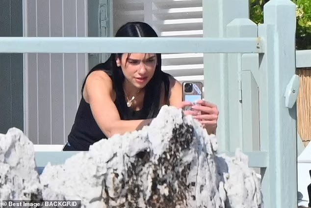 啪姐·杜娃黎帕DUALIPA 和 男友Romain Gavras近日在法国