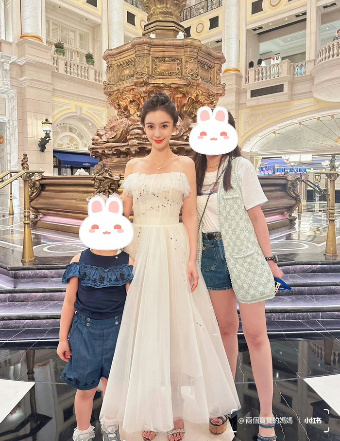 angelababy澳门与路人合影……