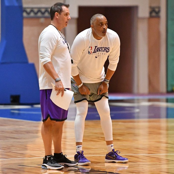 湖人随队记者Dan Woike： 湖人助教菲尔汉迪、发展教练兼助理……|湖人|掘金|季后赛_新浪新闻