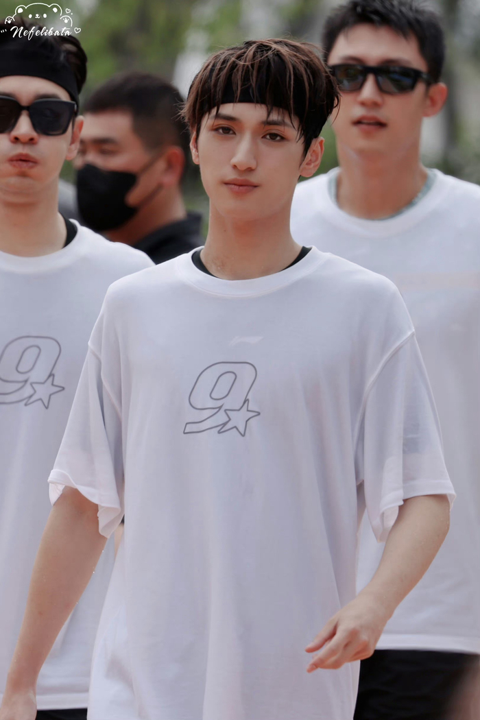 严浩翔《极限挑战》湿发路透~湿发浓颜大帅哥|严浩翔|极限挑战|帅哥_新浪新闻