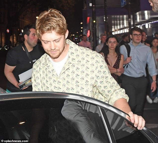 乔阿尔文Joe Alwyn 昨晚在伦敦看完断背山演出后离开剧院|乔阿尔文|断背山|剧院_新浪新闻