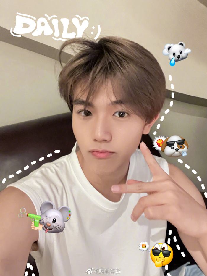 23日，傅韵哲@傅永杰_YONGJIE 开通新微博，晒自拍配文：要变成大学生啦！