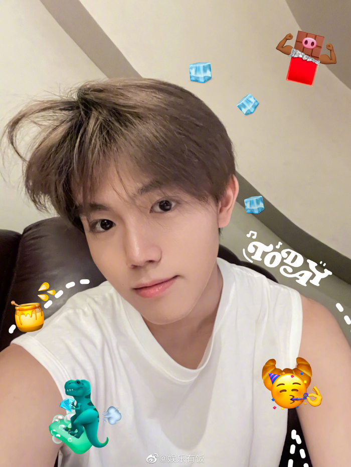 23日，傅韵哲@傅永杰_YONGJIE 开通新微博，晒自拍配文：要变成大学生啦！