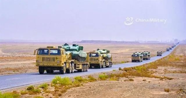 解放军最强坦克运输车，罕见亮相！可以驮着60吨的99A坦克，翻山越岭