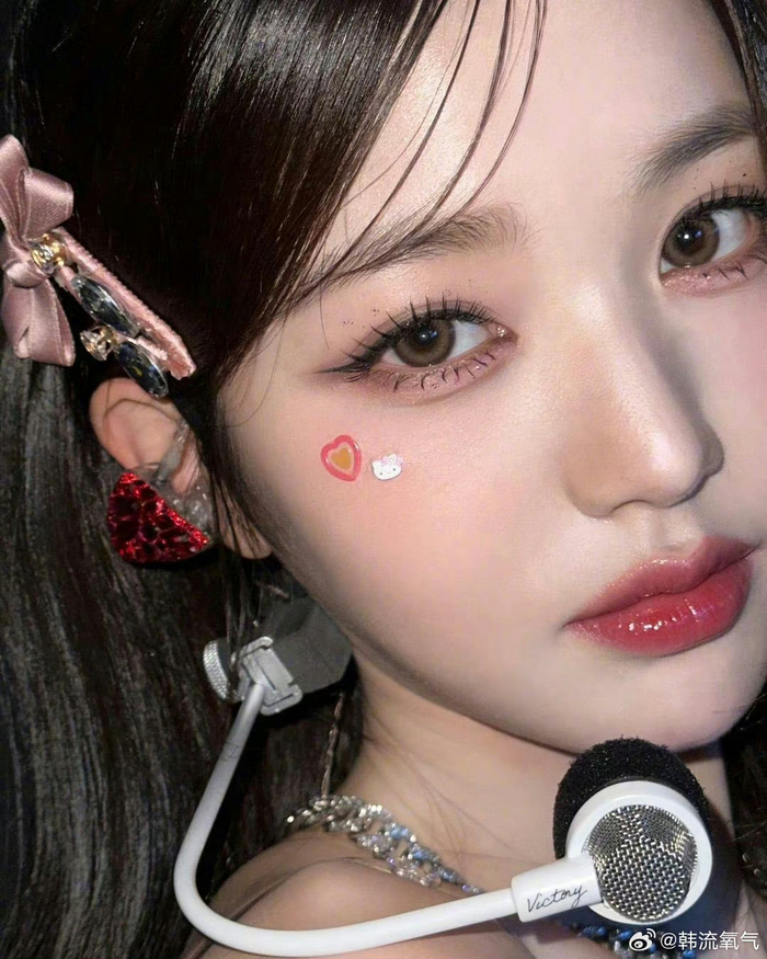 张元英ins更新照片，脸颊上的小贴纸好可爱，怼脸美晕|张元英_新浪新闻