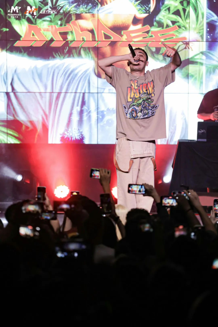 AThree：巡演途中，诗人的韵味｜访谈