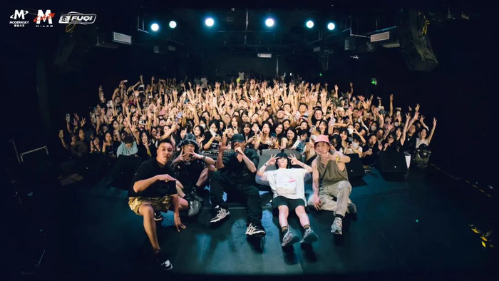 AThree：巡演途中，诗人的韵味｜访谈